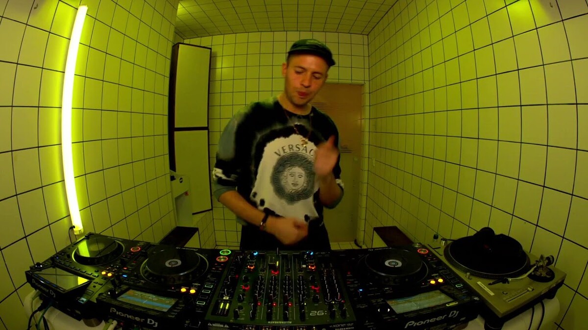 HÖR by Job Jobse (Video): Reviews, Ratings, Credits, Song list - Rate ...