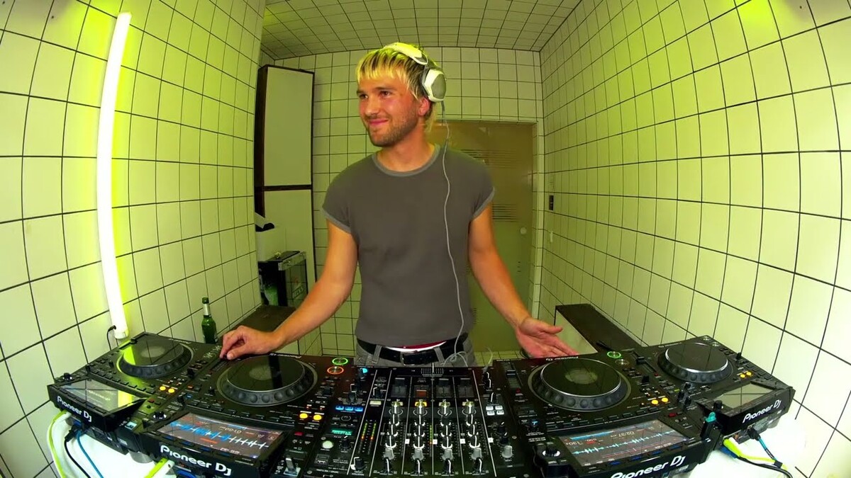 HÖR by Pluko (Video): Reviews, Ratings, Credits, Song list - Rate Your ...