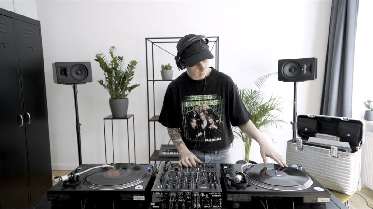 Vinyl Only Session at Home by Klangkünstler (Video): Reviews, Ratings ...