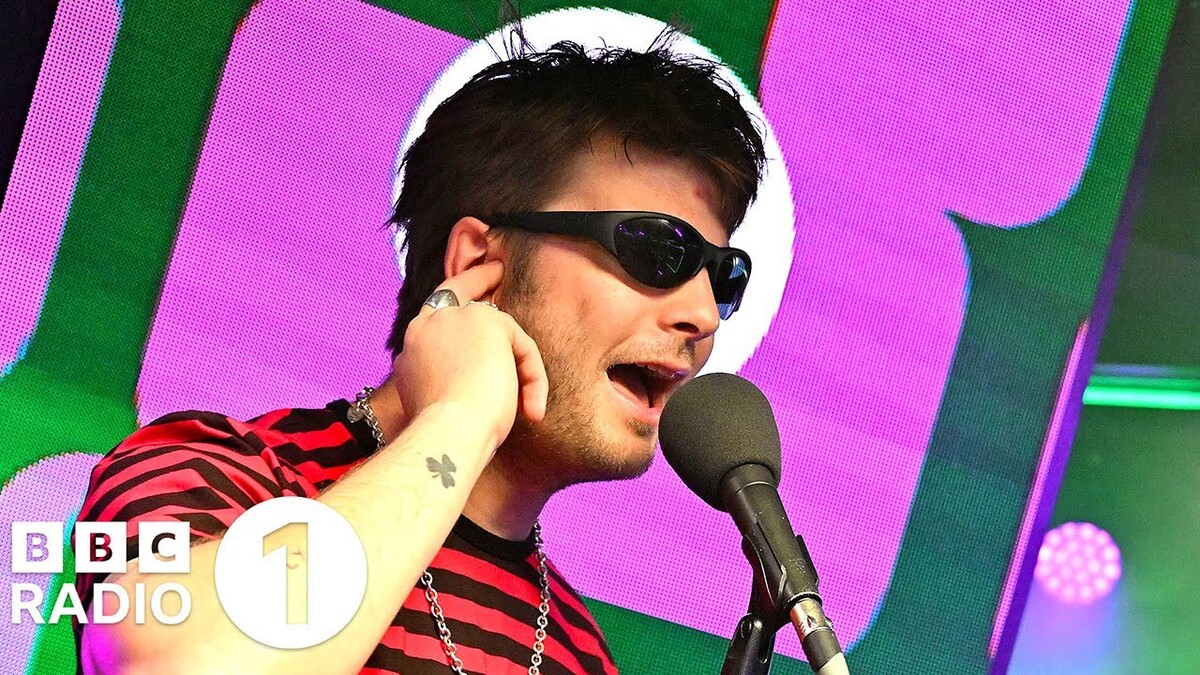 Radio 1's Live Lounge by Fontaines D.C. (Video, Indie Rock): Reviews ...