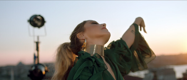 Geliyorum yanına by Hadise (Music video): Reviews, Ratings, Credits ...