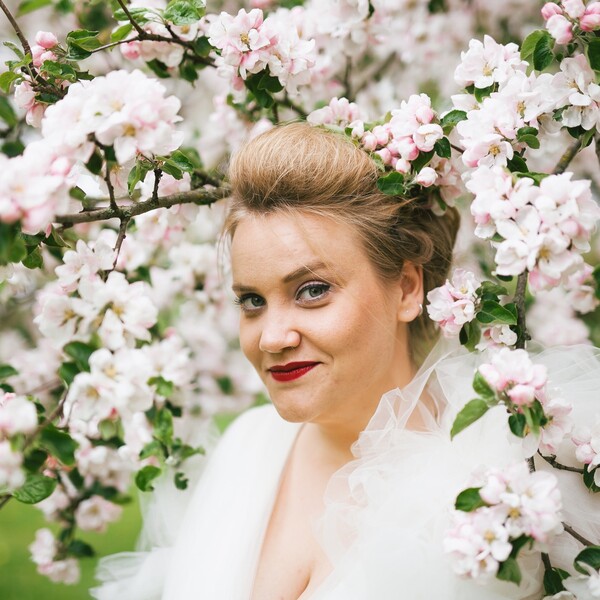 Zied ābele balti ziedi - Deju uzveduma mūzika by Katrīna Dimanta (Album ...